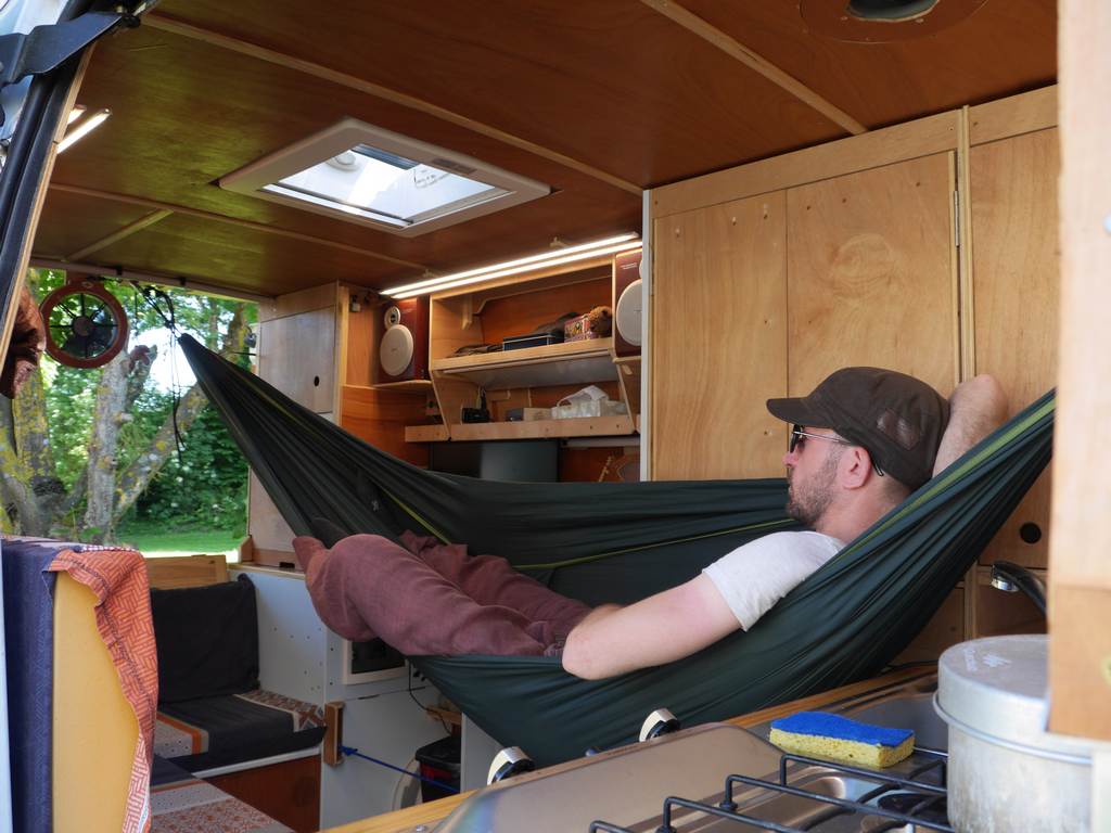 A comfortable space saving bed - Van presentation - DIYVan.net