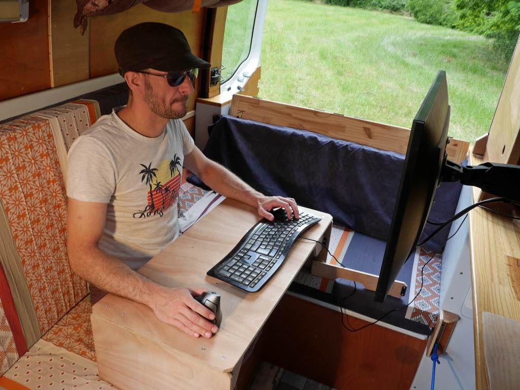 Proper working space on PC - Van presentation - DIYVan.net